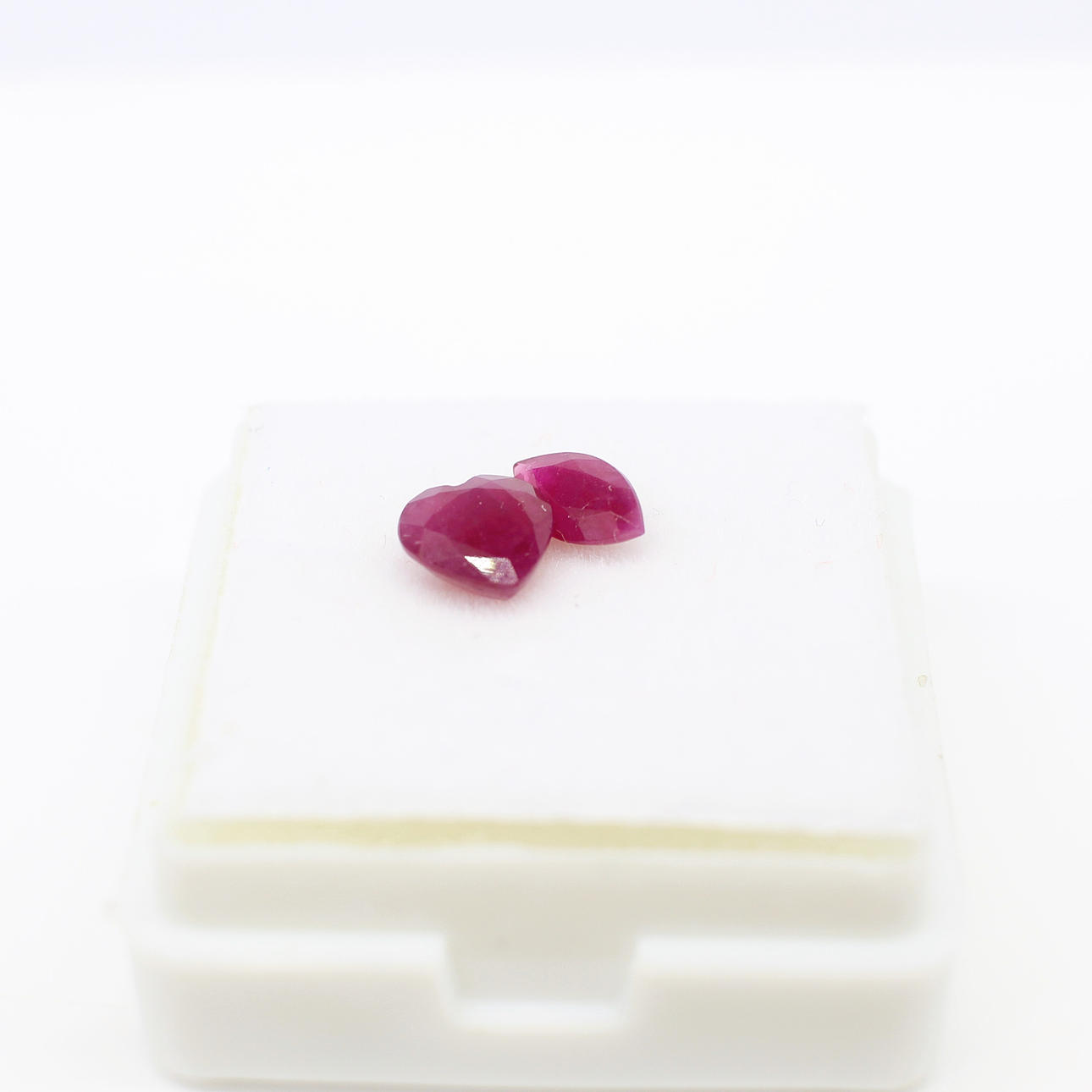 LOOSE RUBIES - 1.41CT. Jewellery & Gemstones - Gemstones - Auctionet