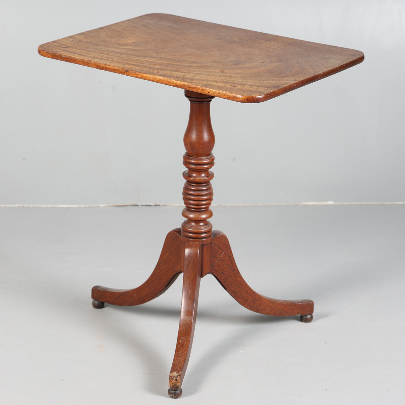 A 19TH CENTURY MAHOGANY OCCASIONAL TABLE. Furniture - Tables - Auctionet