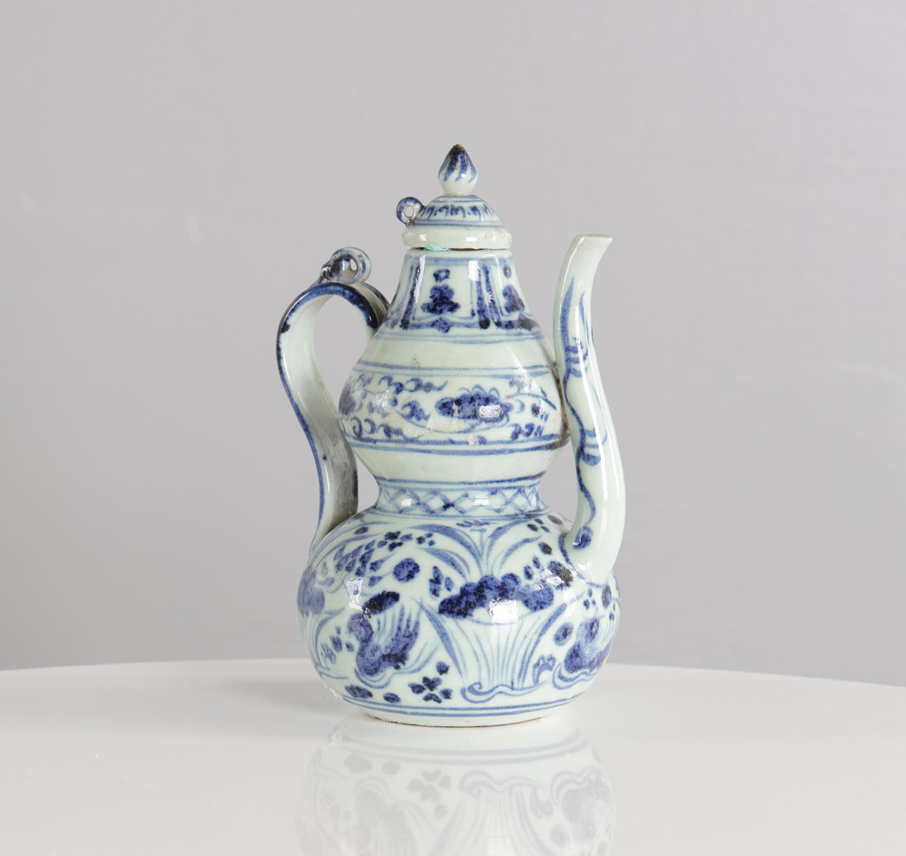 Chinese jug, blue motif. Asiatica - Ceramics & Porcelain - Auctionet