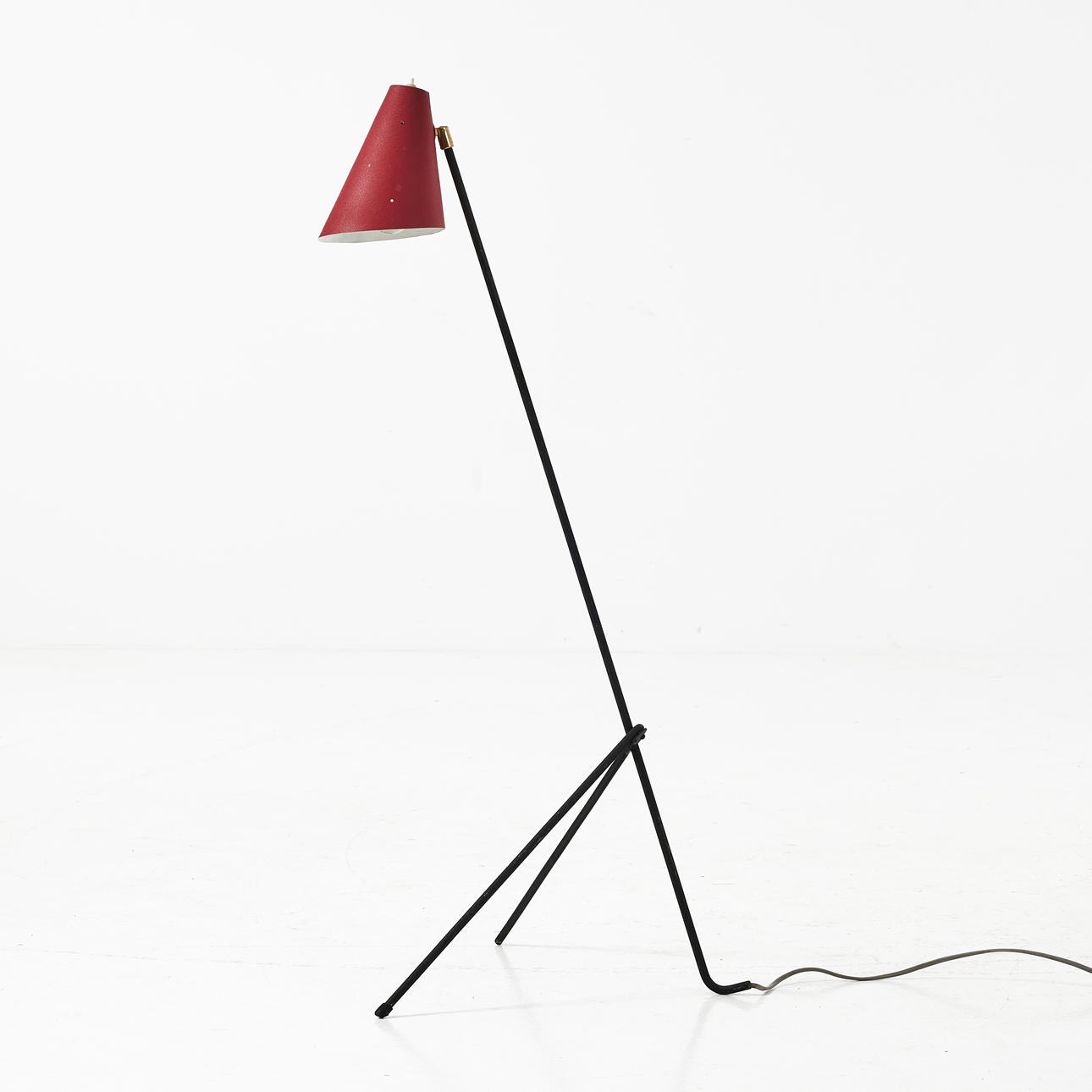 GOLVLAMPA, 1950/60-tal,fot av järn, skärma av lackerad plåt med ...