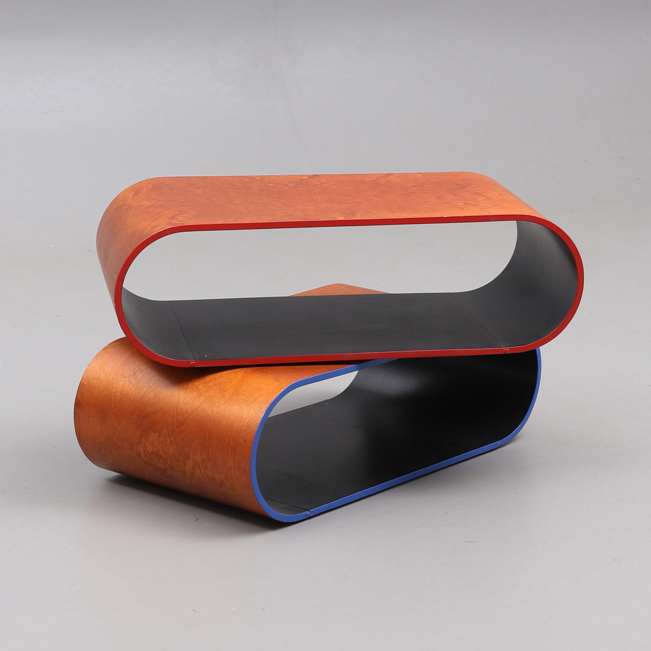 PETER EKLÅS. MEDIAKALUSTE/SOHVAPÖYTÄ, 2 kpl, ”Velodrom”, Formforum ...