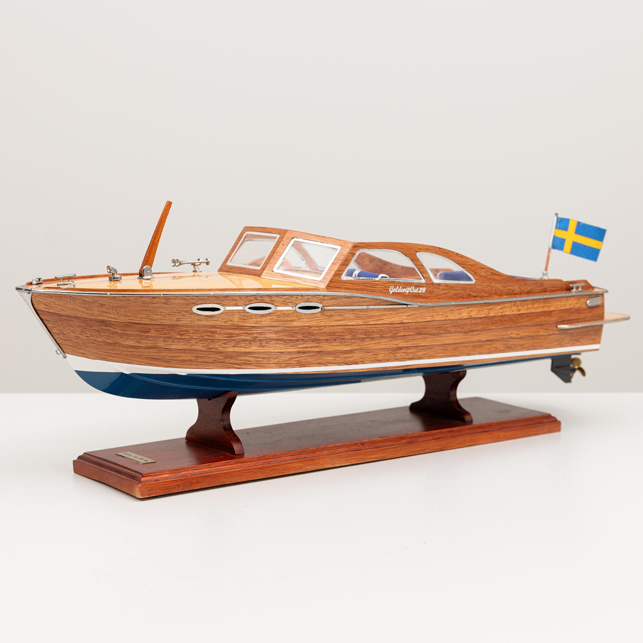 MODELLBÅT, "Golden-Cut 28 G", design Bo Zolland i samarbete med Richard ...