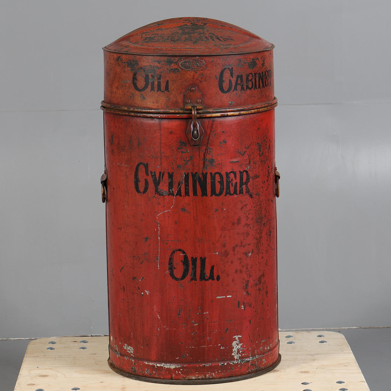 A RED PAINTED OIL CABINET. Collectables - Other collectables - Auctionet