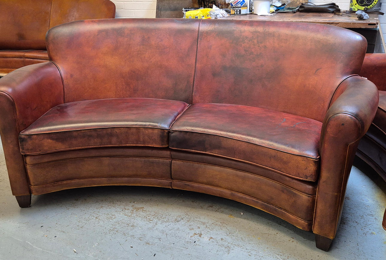 CONRAN CURVED LEATHER SOFA. Furniture - Sofas & seatings - Auctionet
