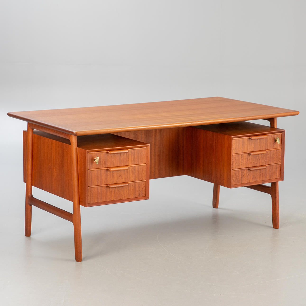 GUNNI OMANN. Jun Møbelfabrik, skrivbord, teak, modell ”75”, 1960-tal ...
