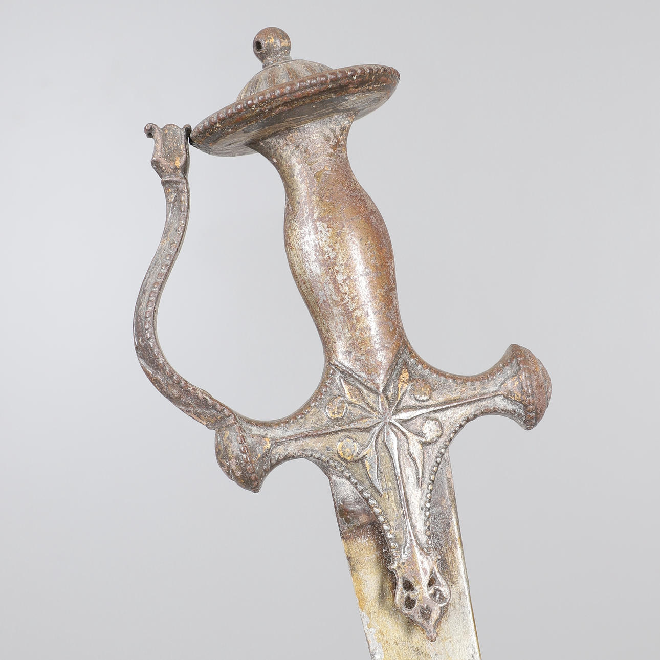 AN EARLY 19TH CENTURY INDIAN TULWAR SWORD AND SCABBARD. Weapons ...