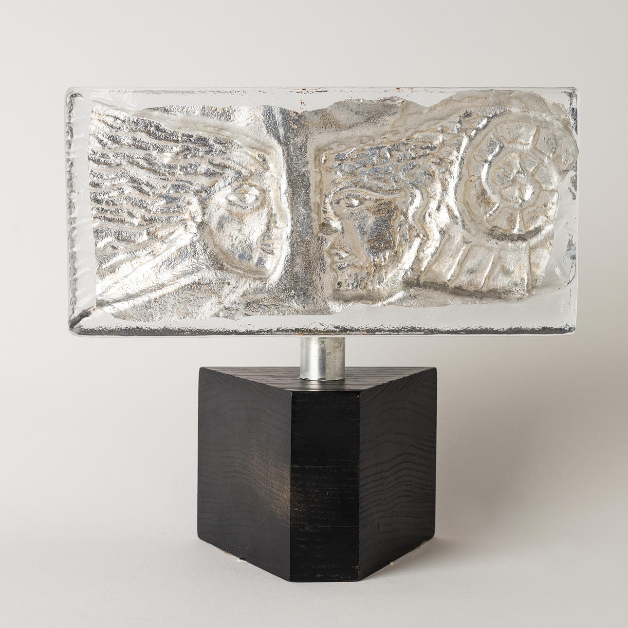 EWAN ALLISON. SKULPTUR, folierat glas på träsockel, "Evig din ...