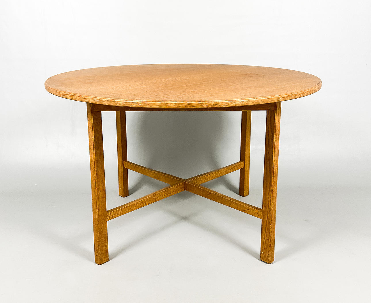CARL MALMSTEN. SOFFBORD, ek, 1900-tal. Möbler - Soffbord - Auctionet