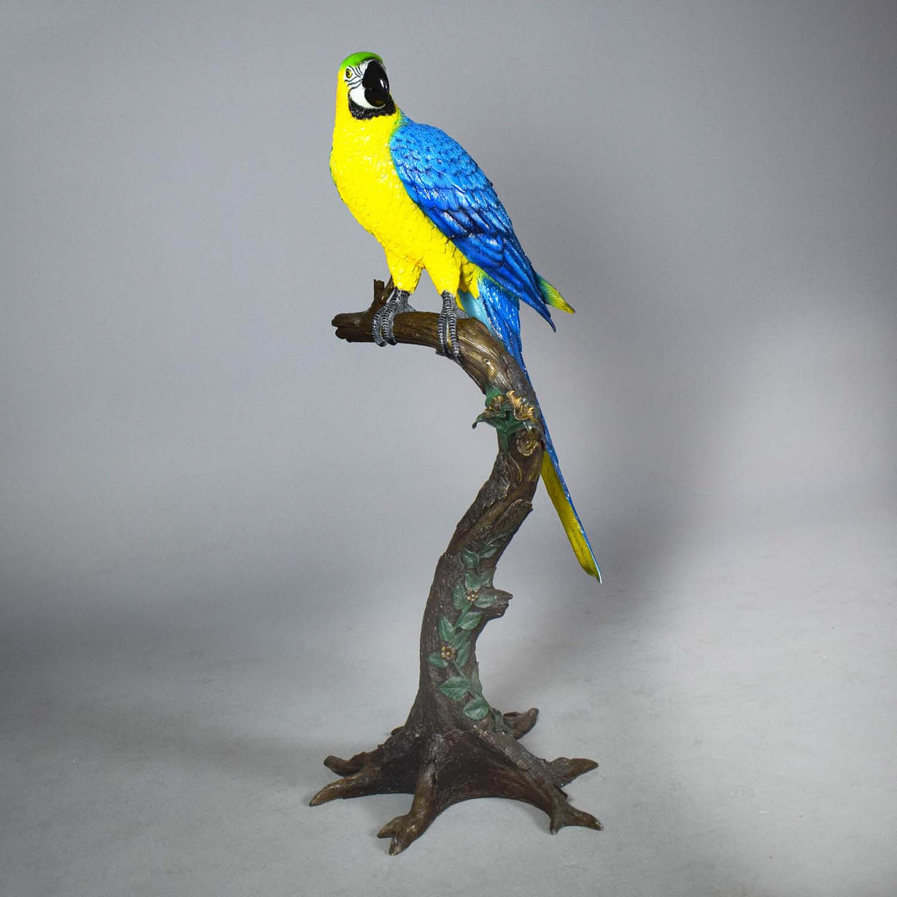 MODERN SKOLGJUTEN METALL ARA-PAPEGOJA. Konst - Skulptur - Auctionet