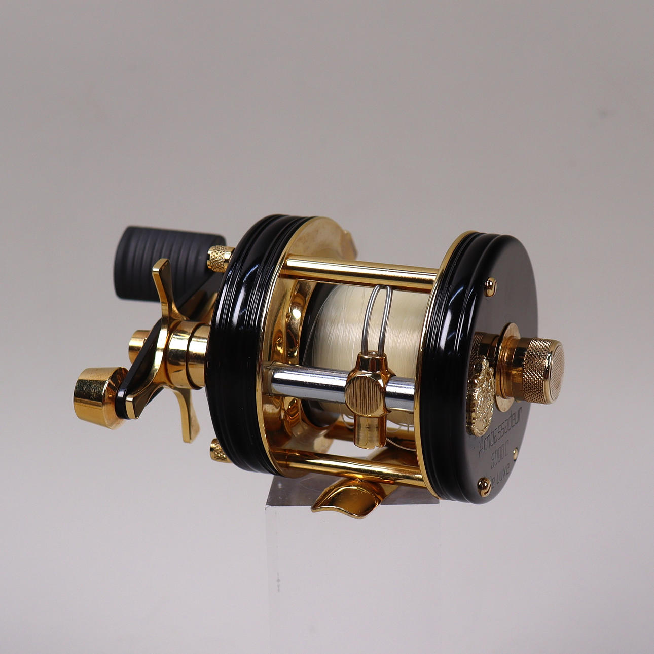 FISKERULLE, "Guldrullen" Ambassadeur 5000 C De Luxe, ABU Garcia med träschatull. Samlarföremål ...