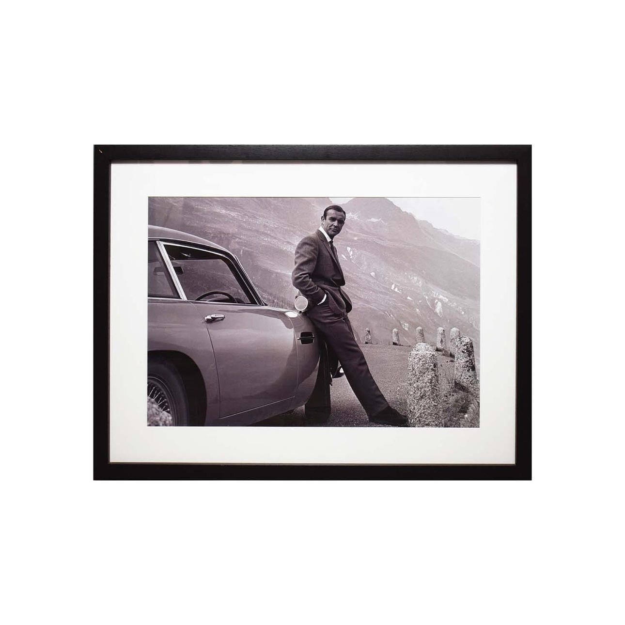 FOTOPRINT AV SEAN CONNERY MED ASTON MARTIN. Konst - Fotografi - Auctionet