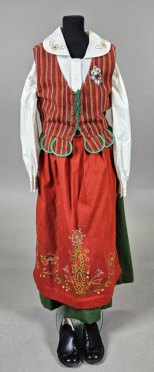 FOLKDRÄKT, 6 delar, Gryt, Östergötland. Allmoge - Övrigt - Auctionet
