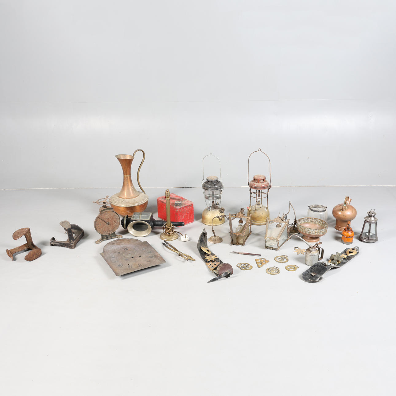 EINE SAMMLUNG VON METALLWAREN (MENGE). Silber & Metall - Sonstige ...