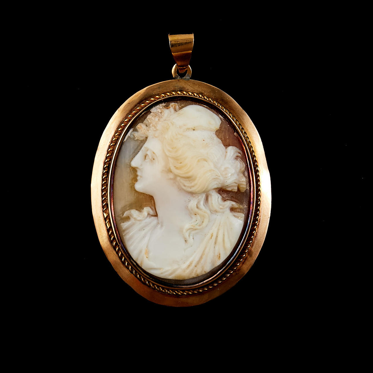 PENDANT, 18 k gold, cut seashell camel depicting Psyche in profile ...