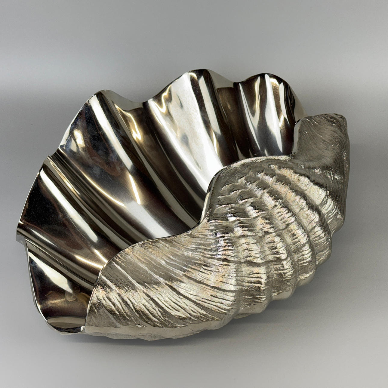 SILVERED METAL CLAM SHELL BOWL. Art - Sculptures & Bronzes - Auctionet