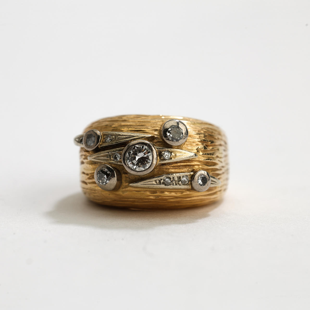 RING, 18K guld med briljantslipade och åttkantslipade diamanter ...