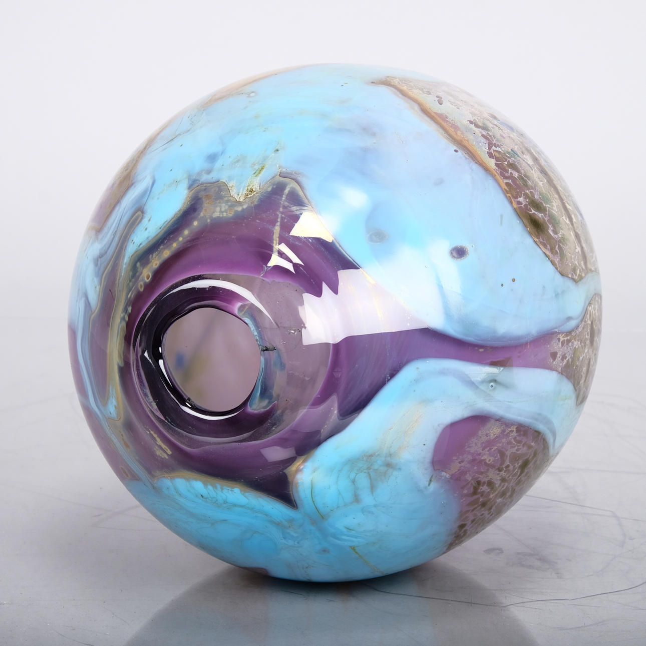 SAMUEL J. HERMAN. A glass vase, 1971. Glass - Art glass - Auctionet