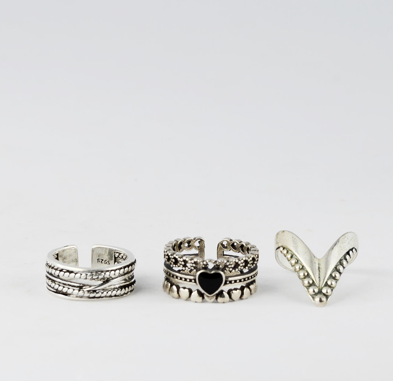 THREE SILVER ADJUSTABLE RINGS. Jewellery & Gemstones - Rings - Auctionet