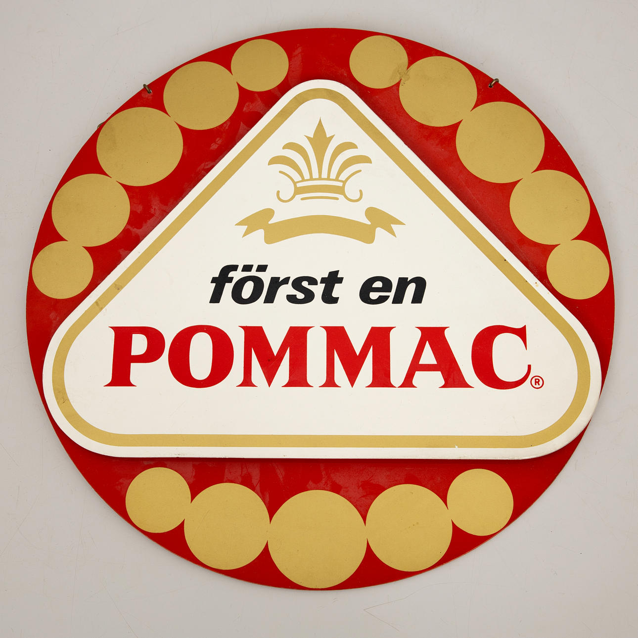 Cartel publicitario, «First a Pommac», metal lacado, años 70. Objetos ...