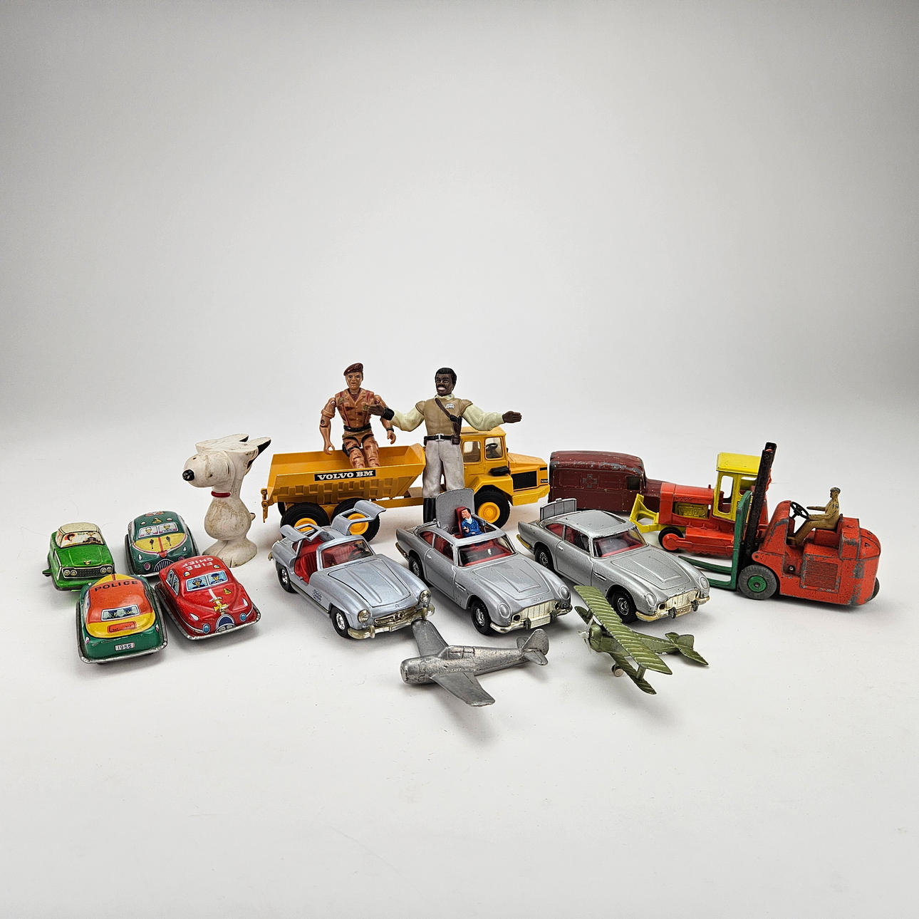 LEKSAKER, bland annat figurer, bilar, 1900-tal. Leksaker - Modellbilar ...