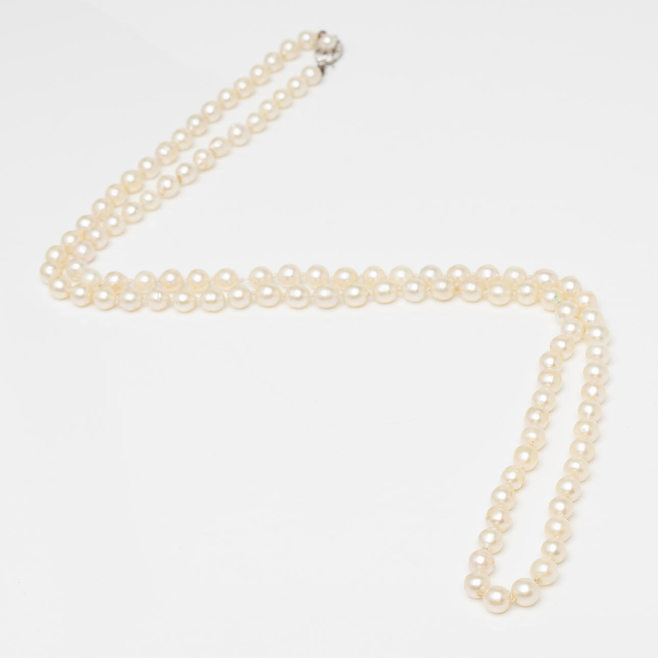 COLLIER, odlade pärlor, lås av silver, JKa, 1900-talets andra hälft ...