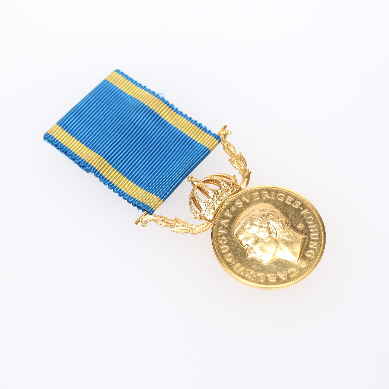 MEDAILLE, 23 k/18 Karat Gold, „Für Strenge und Redlichkeit im Dienste des Reiches“, Carl XVI ...