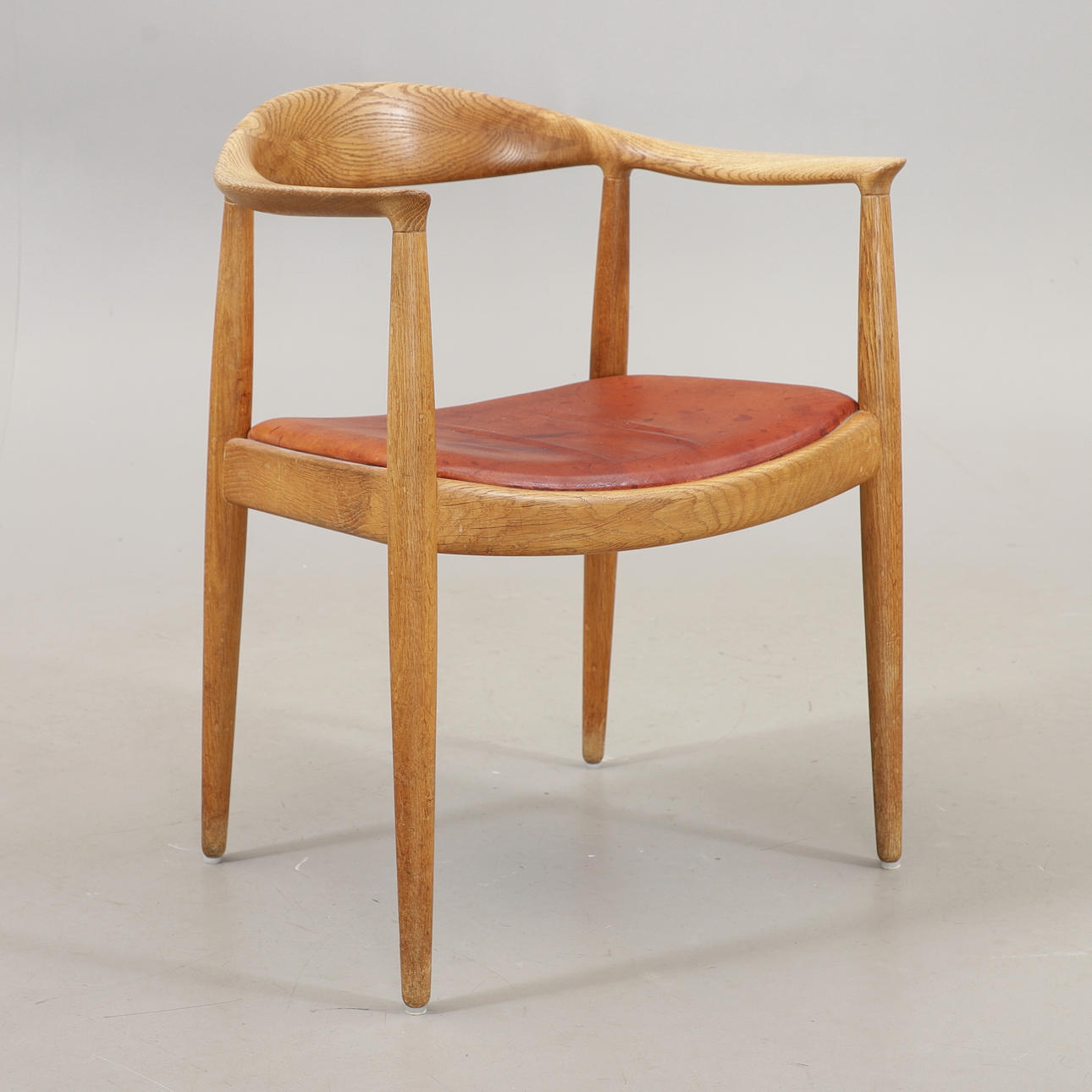 HANS J WEGNER. ”The Chair”, nojatuoli, malli 503, tammi nahkaistuimella ...