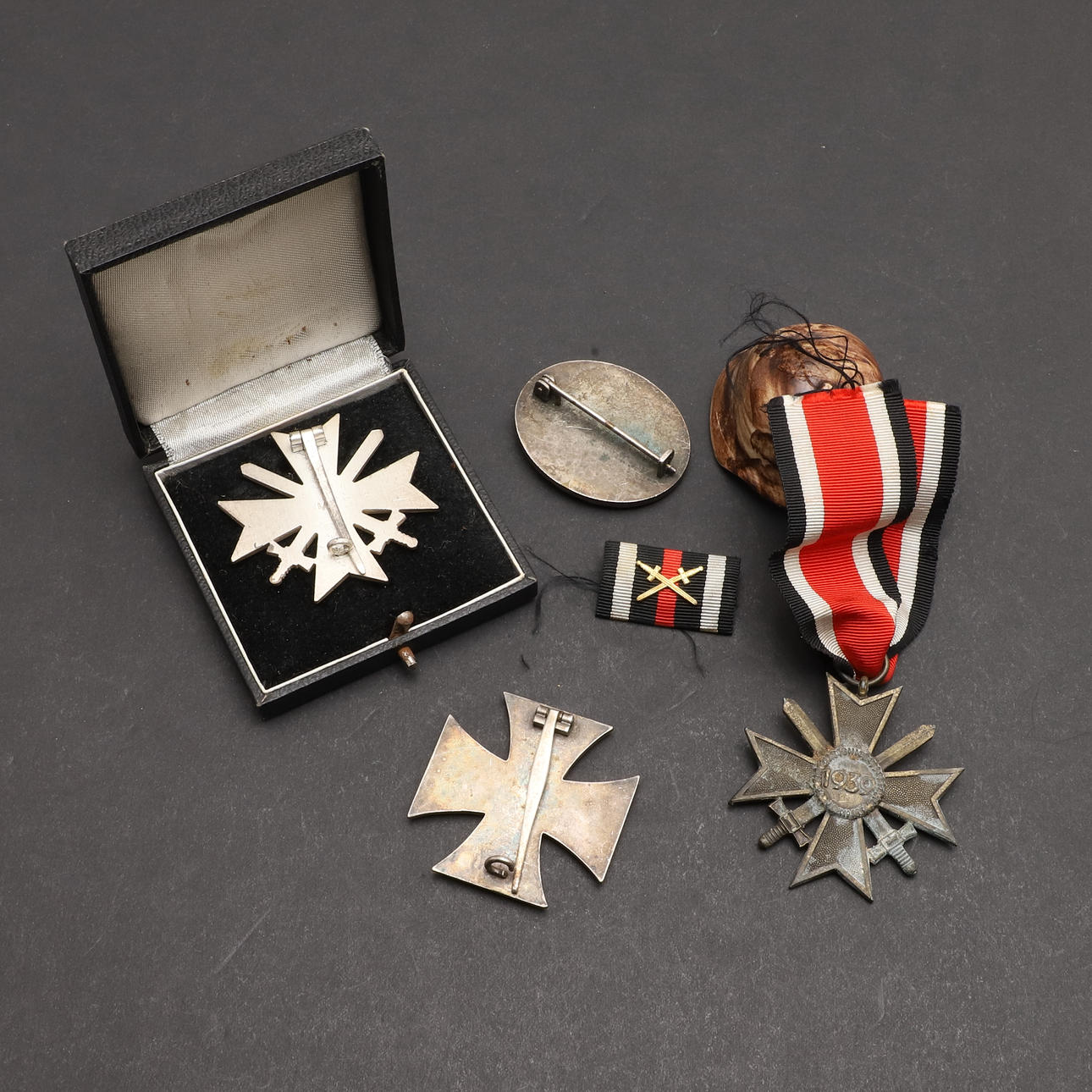 EN SAMLING AV ANDRA VÄRLDSKRIGETS OCH SENARE TYSKA INSIGNIER FÖR ATT ...