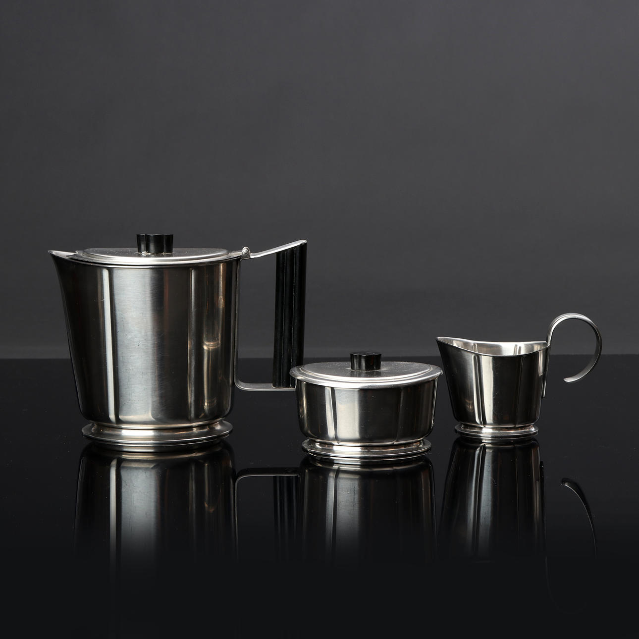 FOLKE ARSTRÖM. KAFFEE-SET, DREITEILIG Edelstahl „Theben“, Gense. Zweite ...