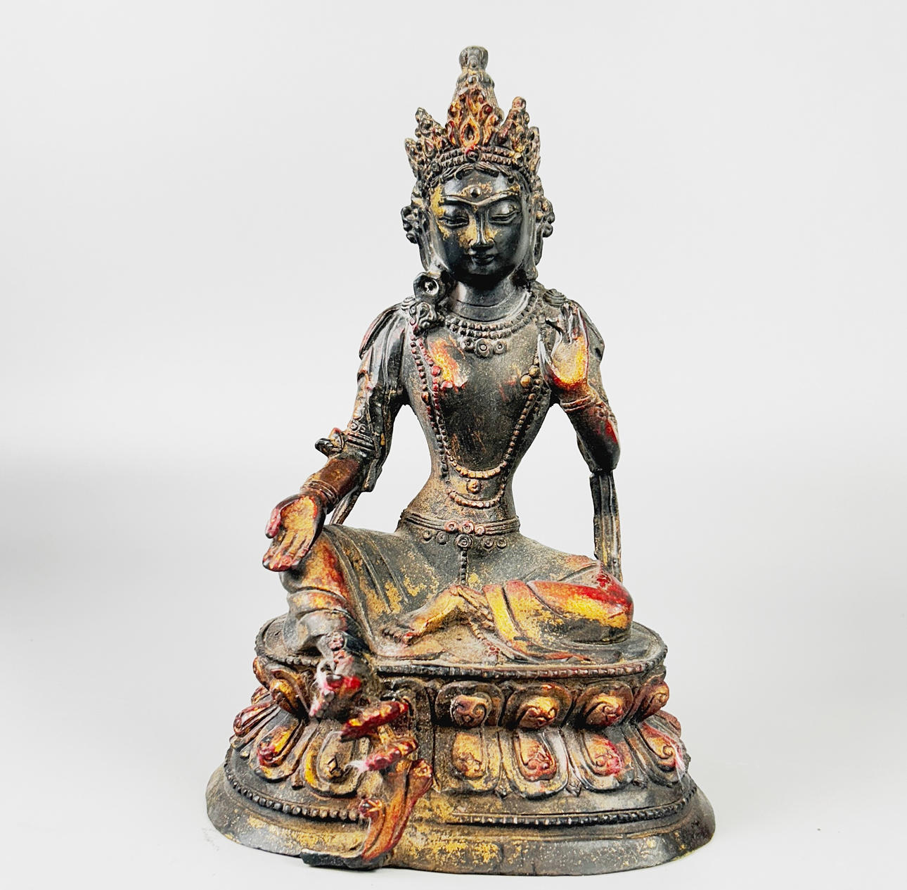 BRONZE CHINESE BUDDHA. Asiatica - Bronzes - Auctionet