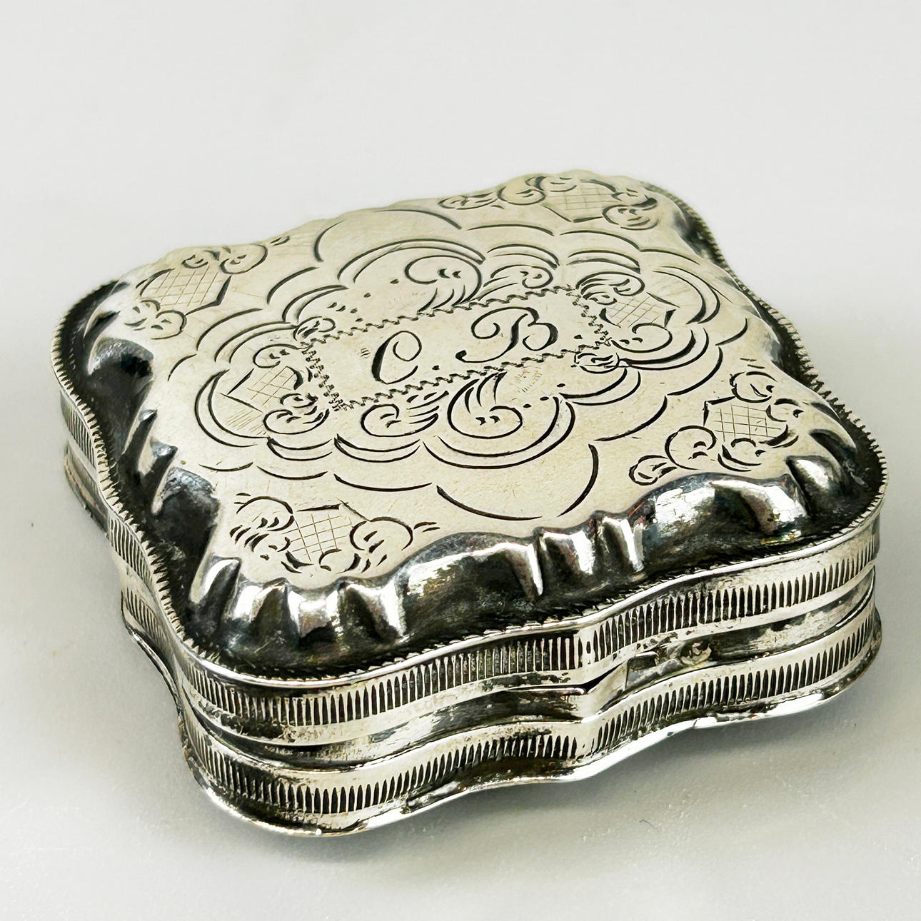 HAMMERED SILVER SNUFF BOX. Silver & Metals - Silver - Auctionet