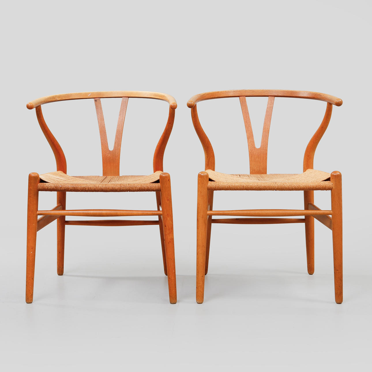 HANS J WEGNER. Karmstolar, 2 st, "CH24/ Y-stolen" Carl Hansen & Sön ...
