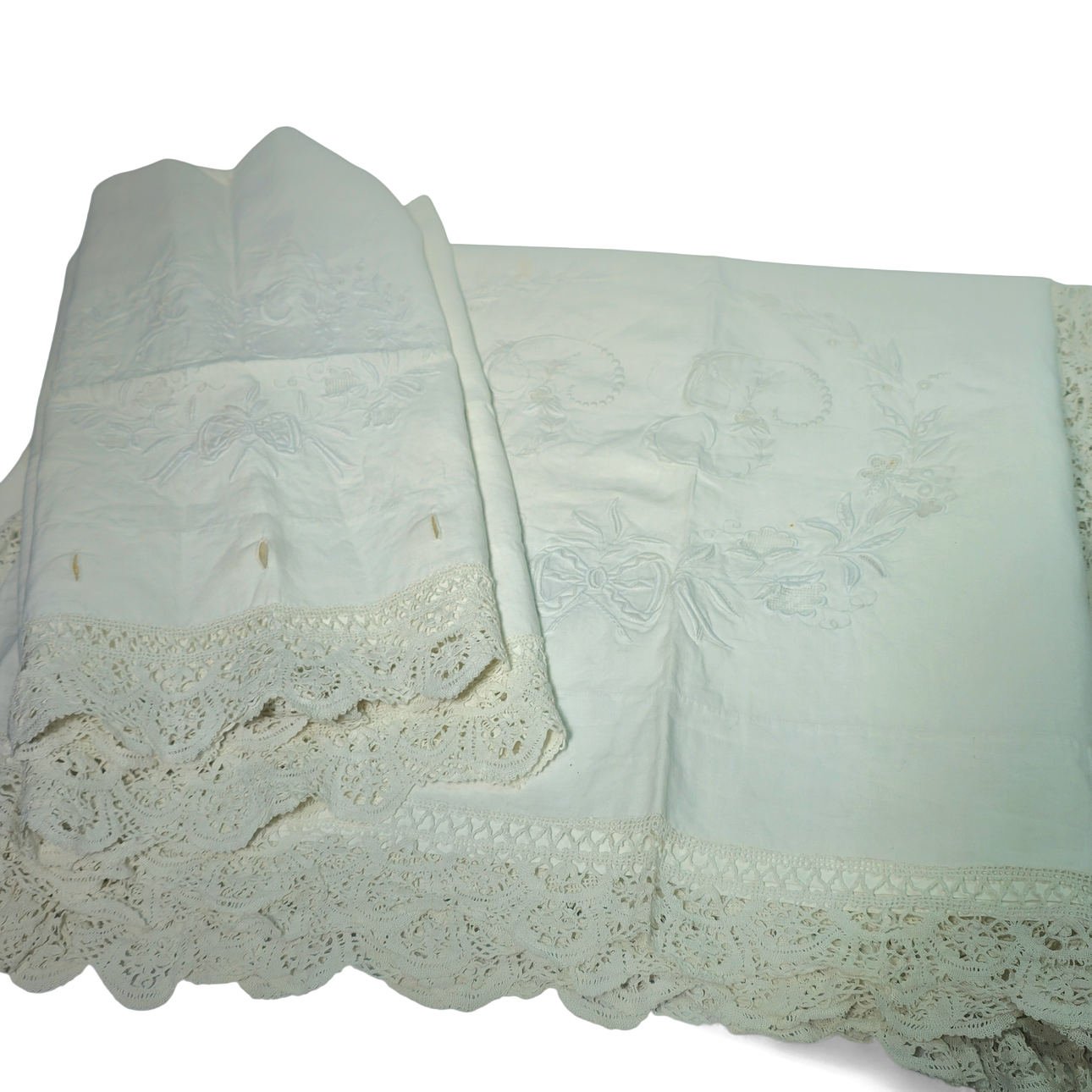 Set med lakan och 2 kuddar i vitt broderat garn och spetsspets. Med ...