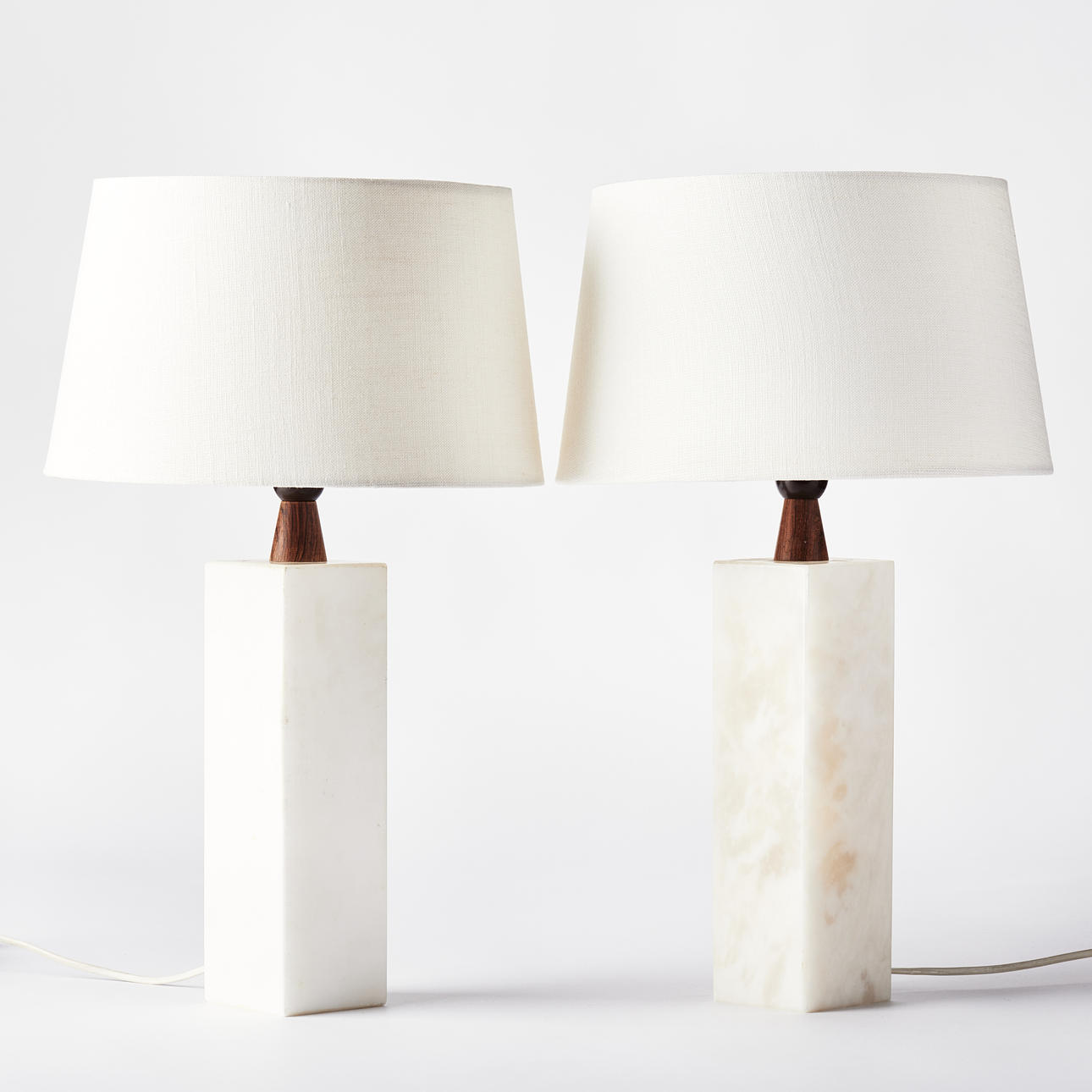 Bordslampor, 1 par, alabaster med detaljer i teak. Belysning & Lampor ...