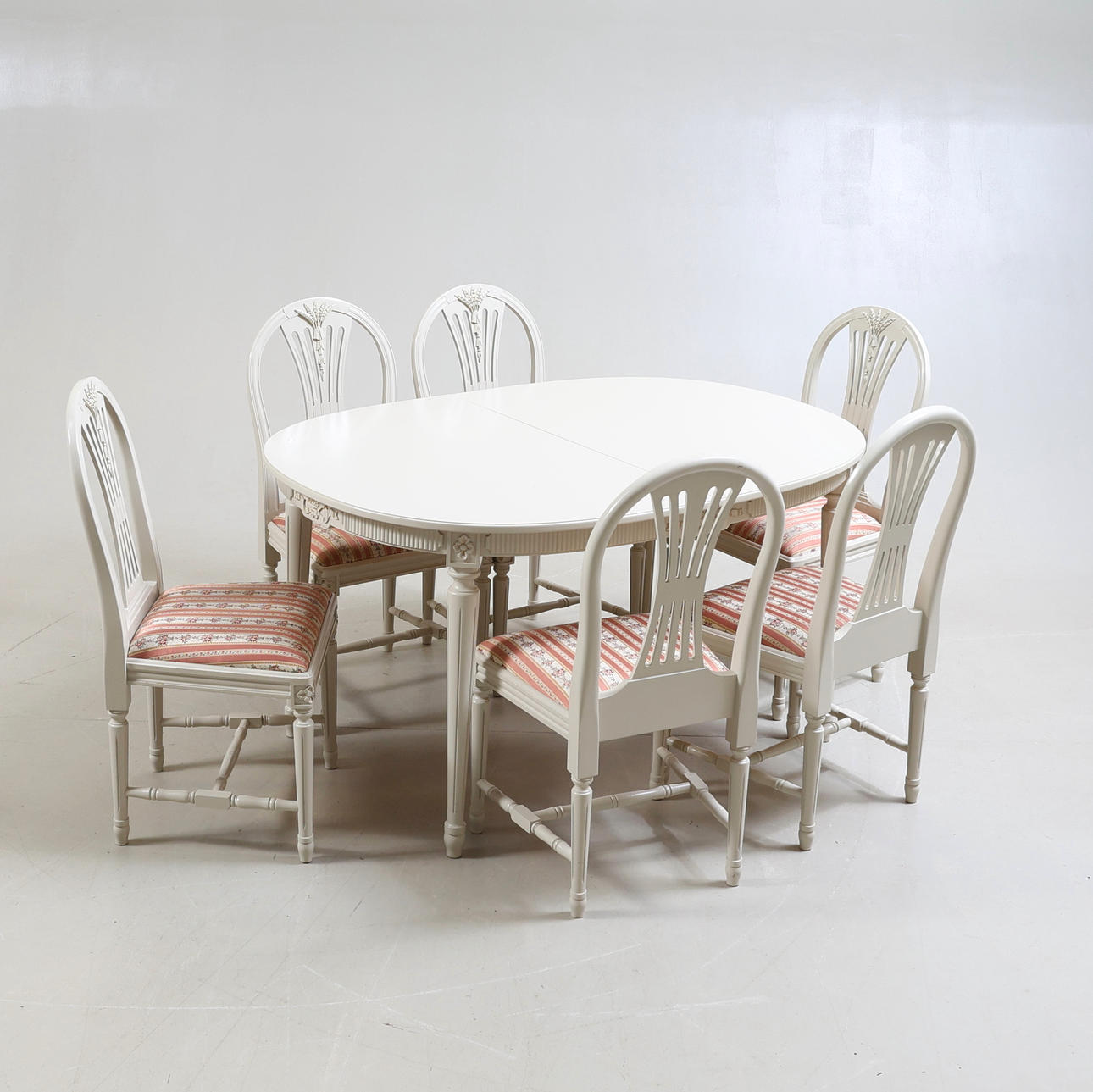 MATGRUPP, 9 delar, "Axet", gustaviansk stil, 1900-tal. Möbler - Matsalsmöbler - Auctionet