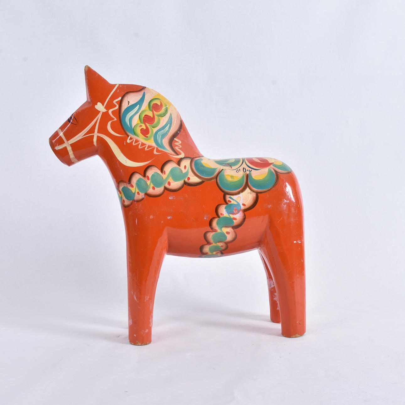 DALA HORSE, cut and painted wood. Art - Sculptures & Bronzes - Auctionet