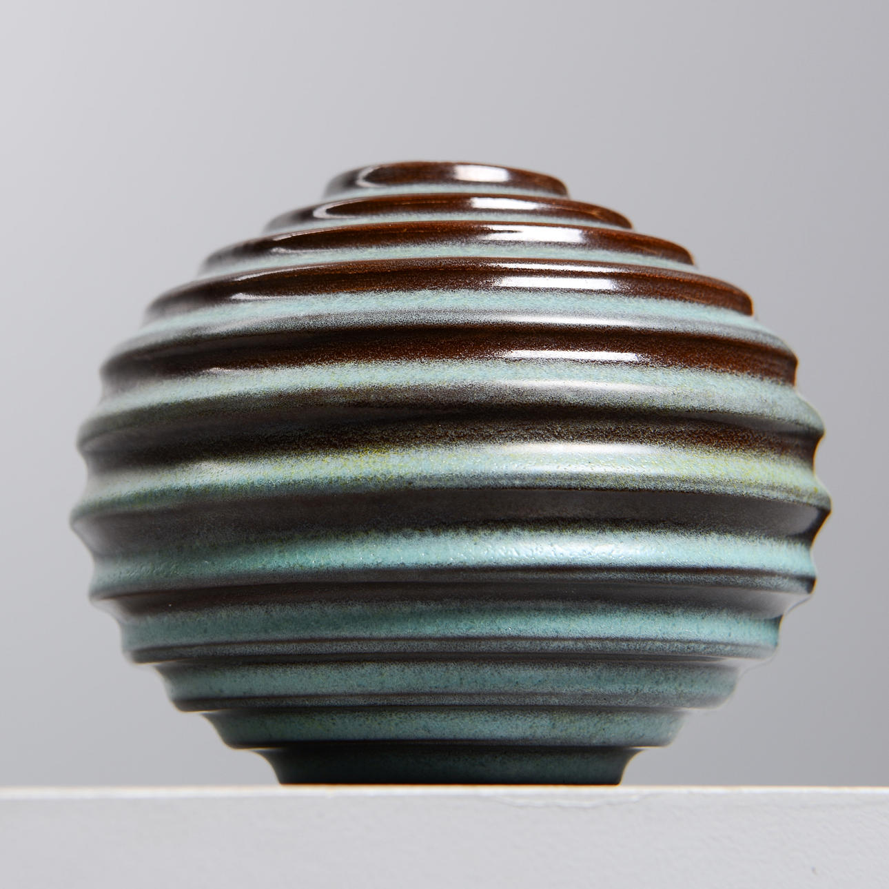 EWALD DAHLSKOG. A ball vase, model D9/0, Bo Fajans, Gefle, 1930s ...