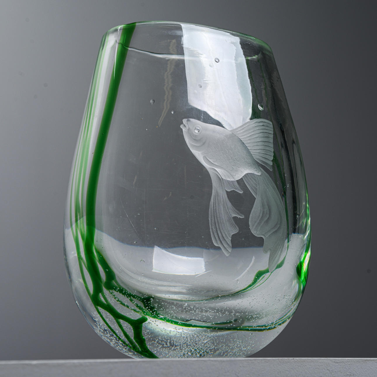 VICKE LINDSTRAND. Vas, Fiskgraal, Orrefors, signerad, 1939. Glas ...