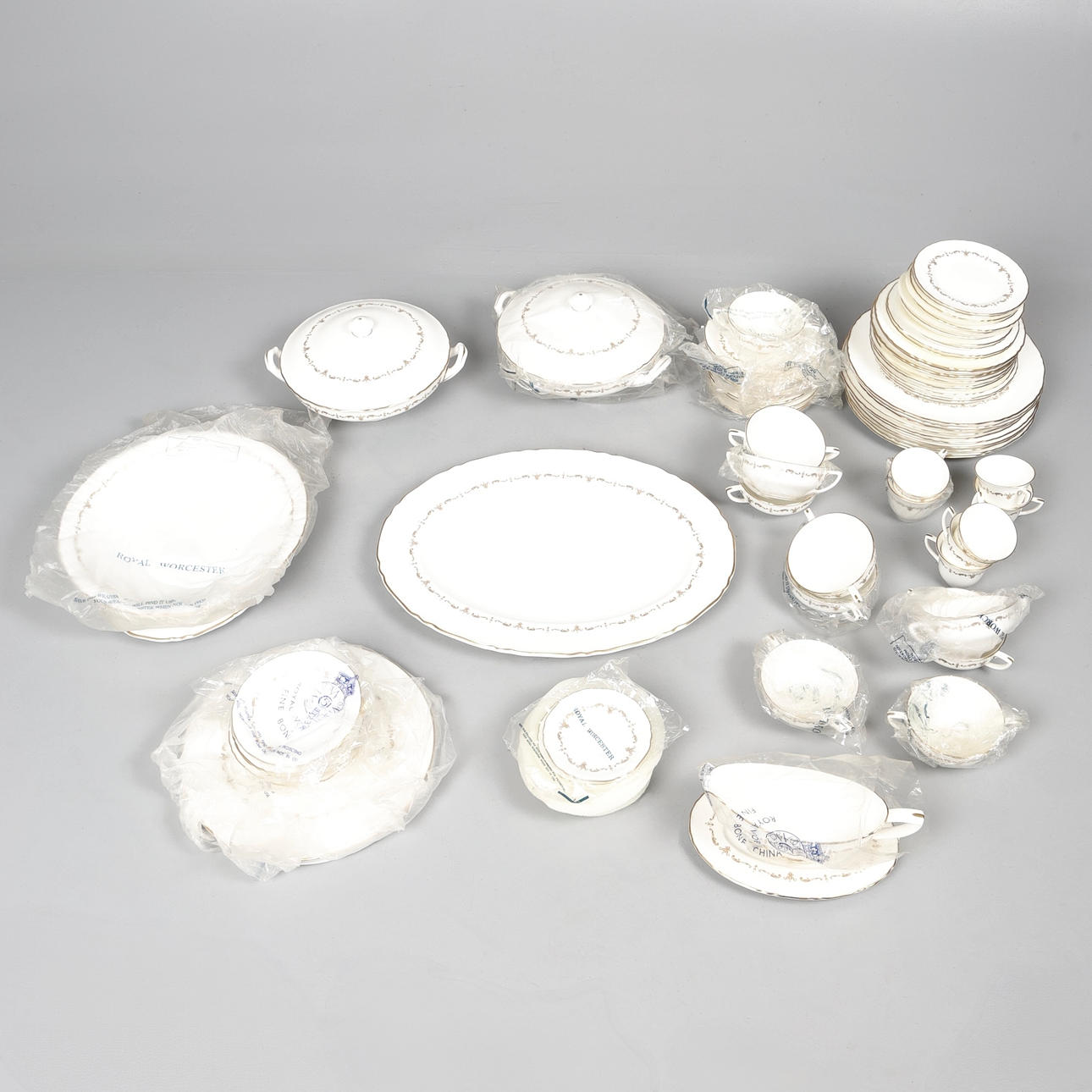 ROYAL WORCESTER BONE CHINA "GOLD CHANTILLY" PATTERN DINNER SERVICE OF ...