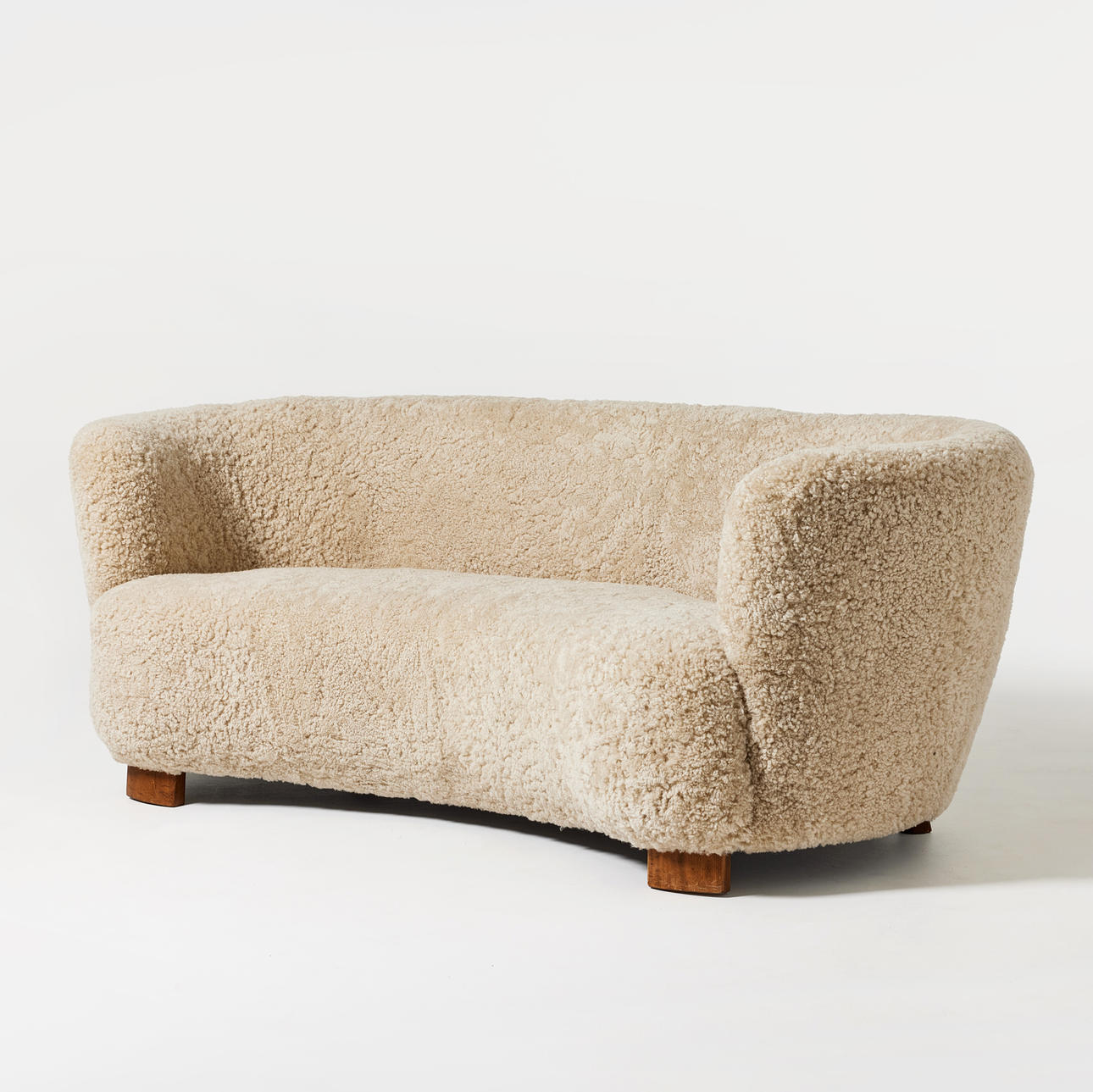 SOFFA, Danmark 1930/40-tal, svängd modell, klädd i ljust fårskinn, ben ...