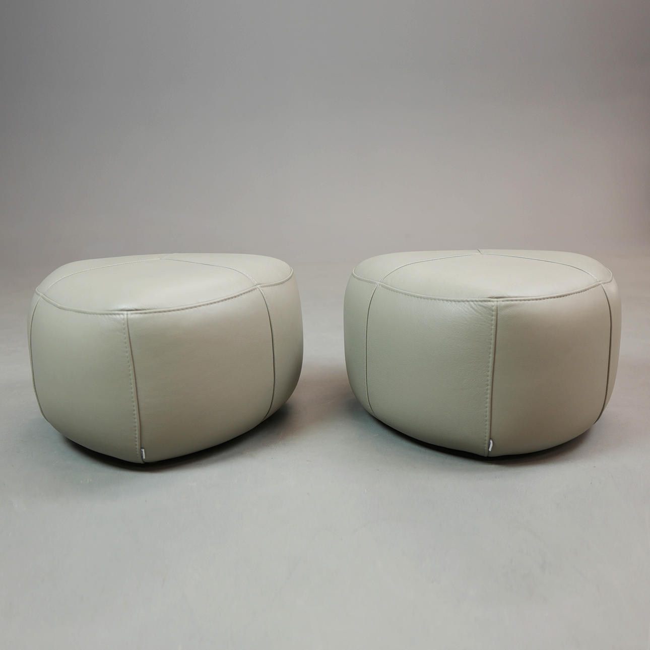 BOCONCEPT BERMUDA FOOTSTOOLS, A PAIR. Furniture - Sofas & seatings - Auctionet