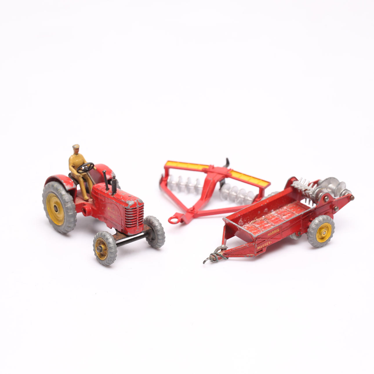 TRAKTOR, med plog och gödselspridare, Massey Harris, Dinky Toys ...