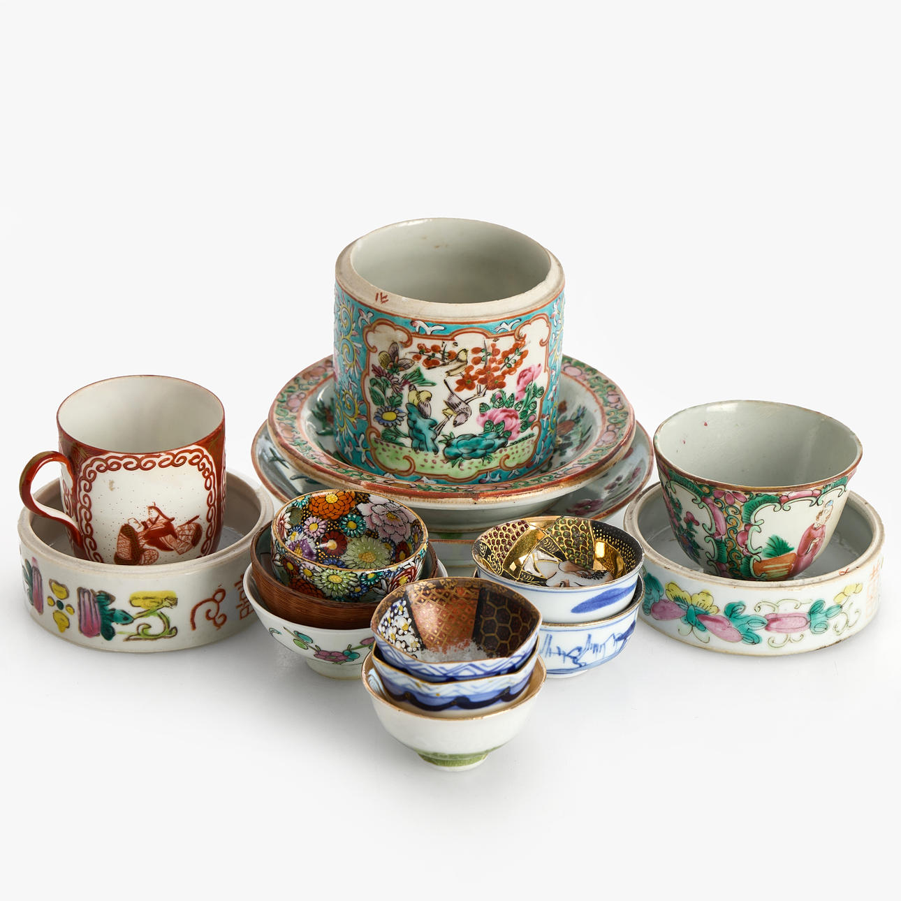 A SET OF 15 CHINESE AND JAPANESE PORCELAIN CUPS, BOXES AND DISHES, 19th ...