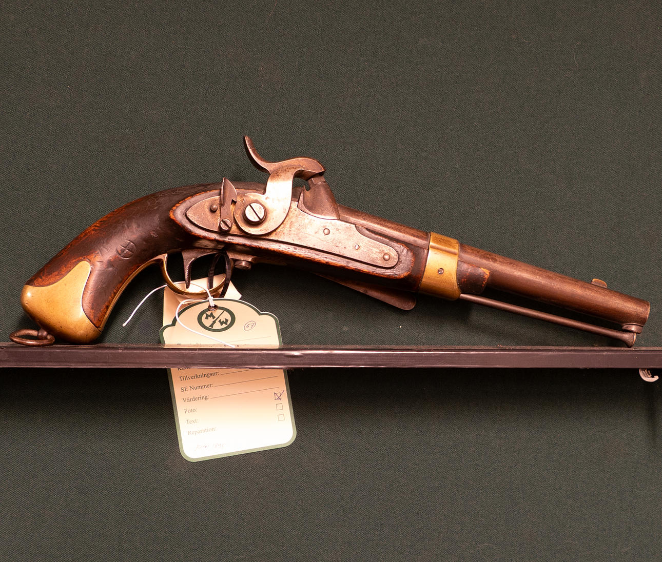 Slaglåspistol m/1845 för Svenska flottan. Vapen & Militaria ...