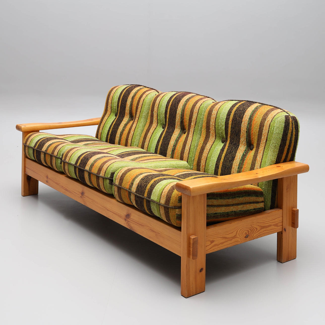 A 3-seater sofa, pine, 1970/80s. Furniture - Sofas & seatings - Auctionet