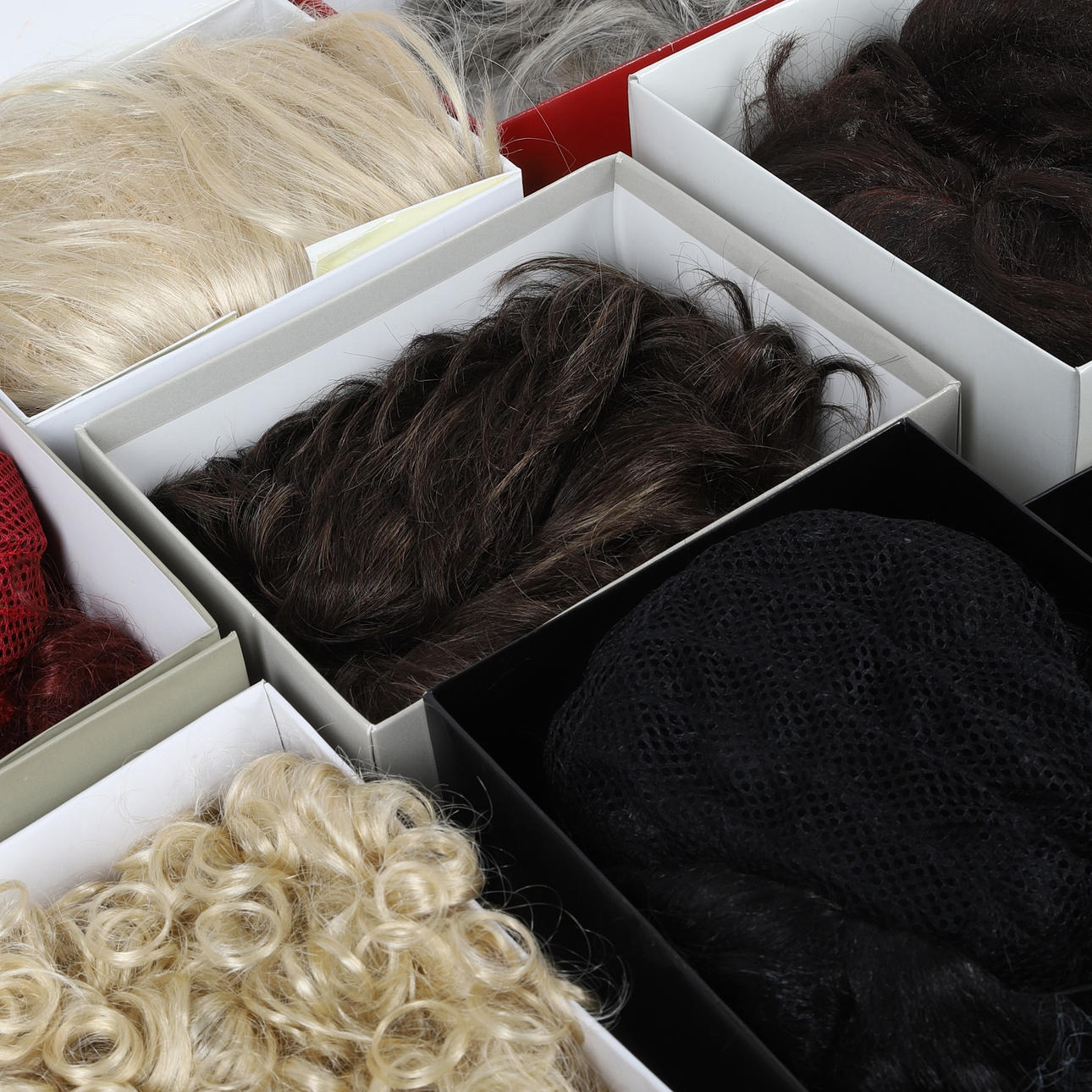 A set of 17 wigs, 1900/2000s. Vintage & Designer Fashion - Auctionet