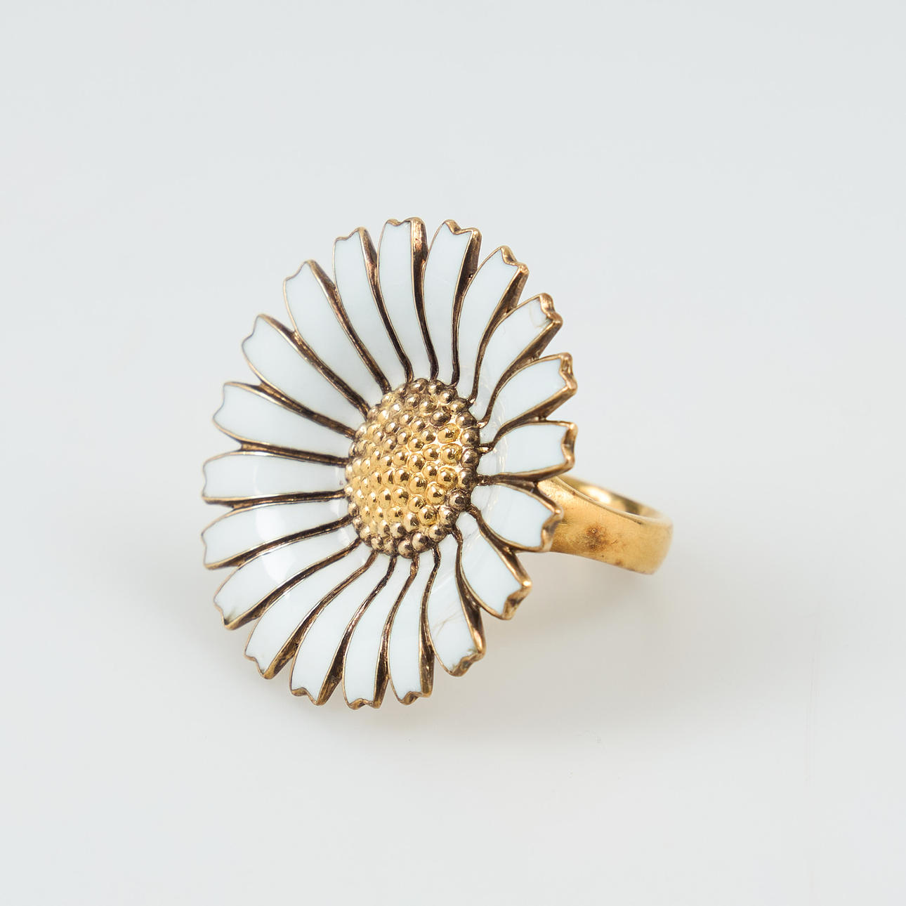 GEORG JENSEN. RING, Daisy, vit emalj, förgyllt silver. Smycken ...