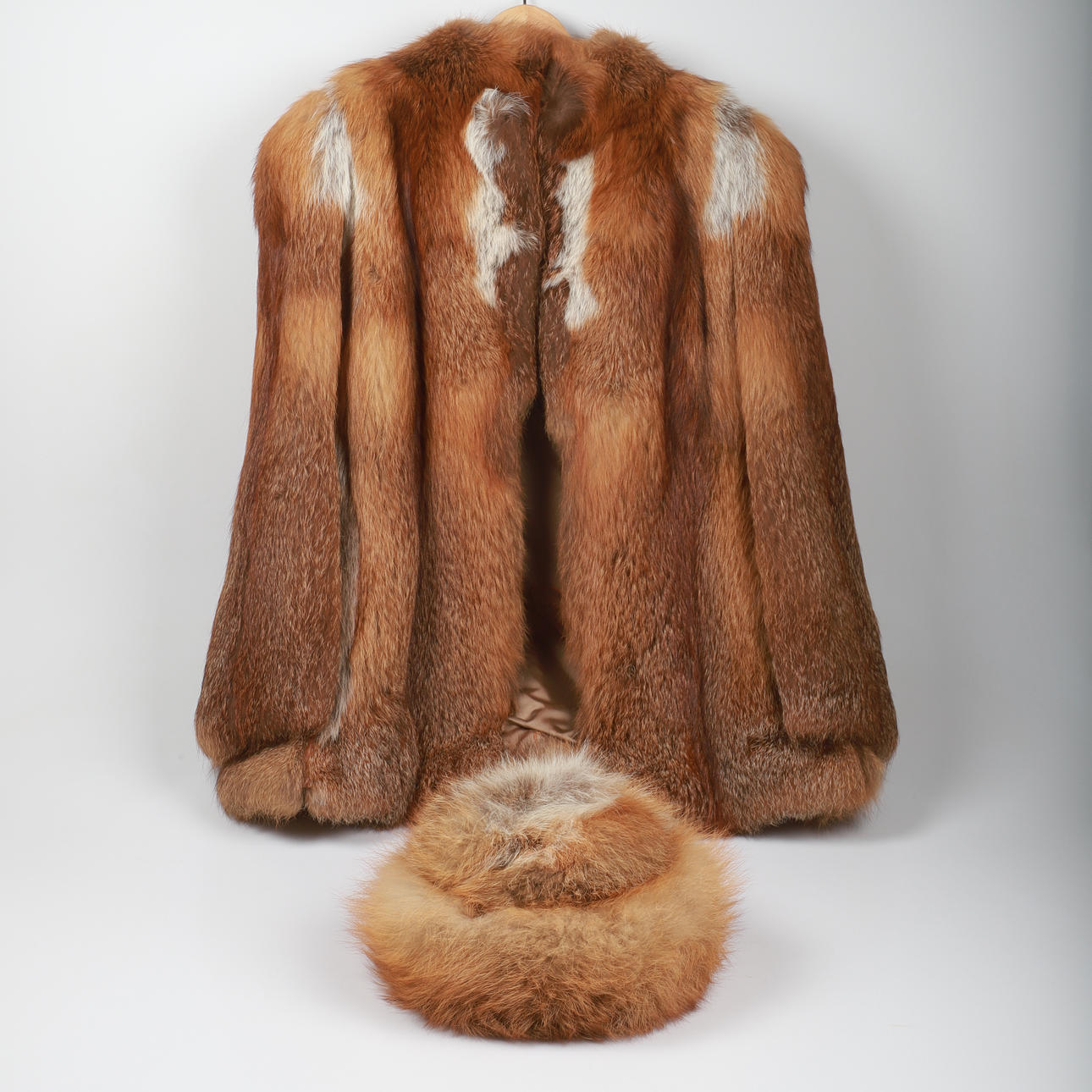 FUR JACKET AND HAT, red fox/leather, Havgårds Fäls, Malmö, 20th century ...