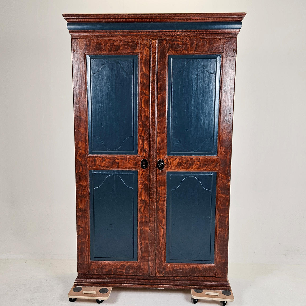An almoge cupboard, 19th century. Swedish Folk Art - Furniture - Auctionet