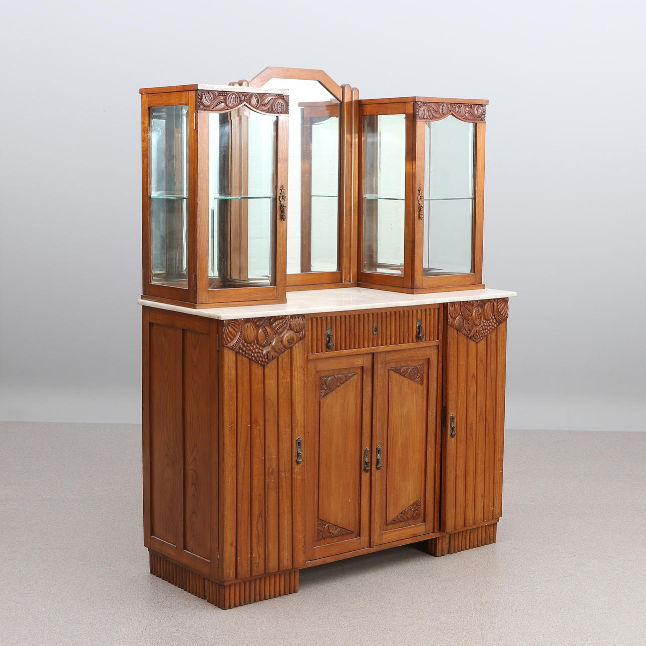 SKÅP MED VITRIN- OCH SPEGELUPPSATSER. Ek med vit marmorskiva. Senjugend ...